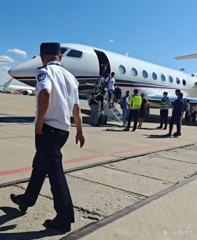 top class! Messi's private jet arrived in Beijing, and the ground staff ...