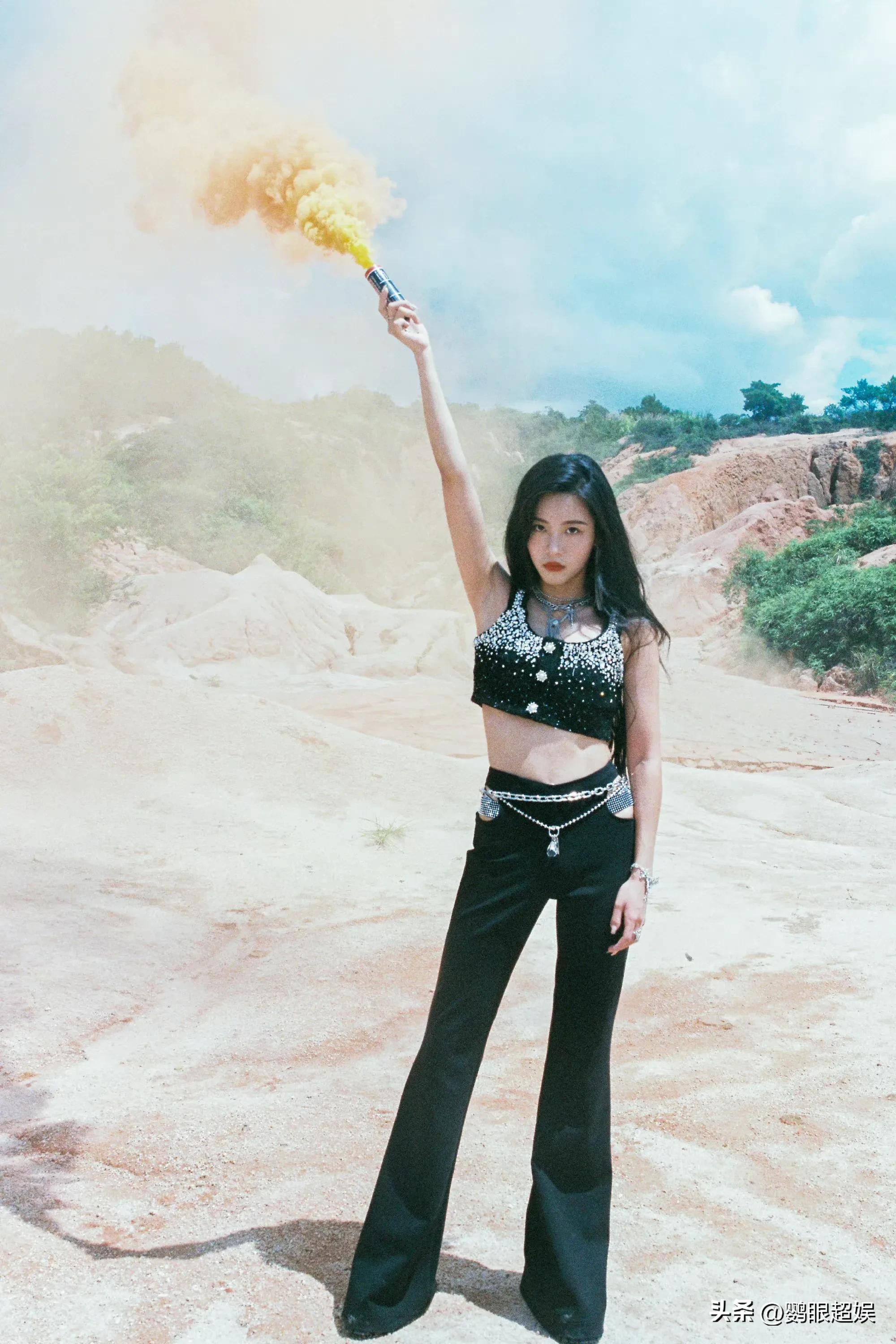 Sun Rui's black shiny dress highlights the perfect body proportion - iNEWS