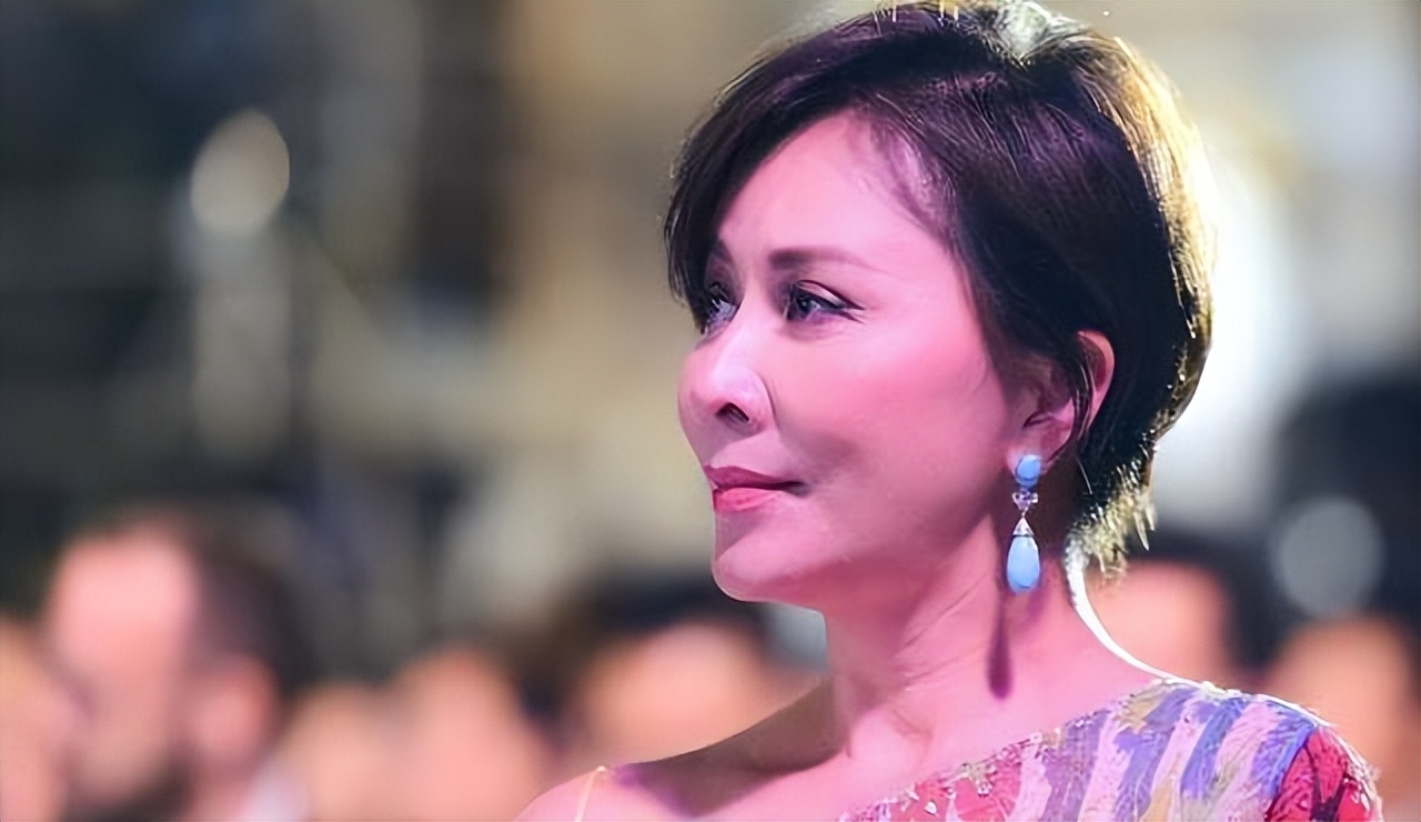 After Carina Lau exposed the Asian Film Awards, she asked Tang Wei and ...