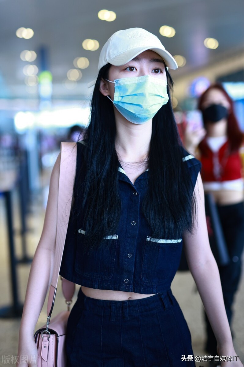 Deng Enxi appeared at Shanghai Airport after the Weibo movie night ...