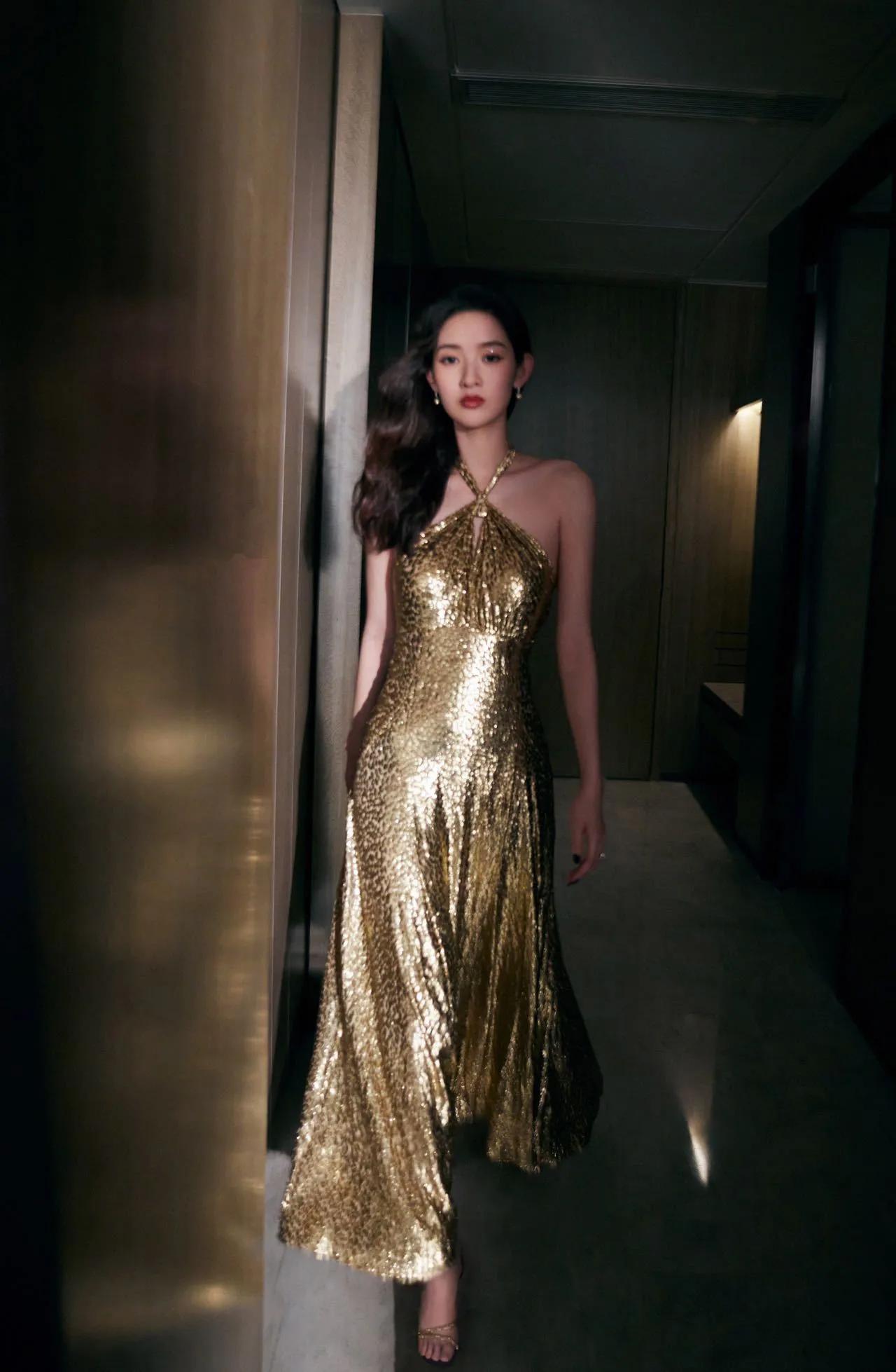 Wang Yuwen's red dress - iNEWS