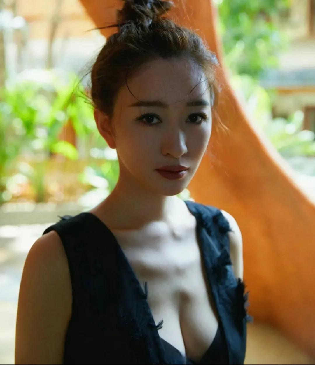 Sexy goddess Li Xiaoran - iNEWS