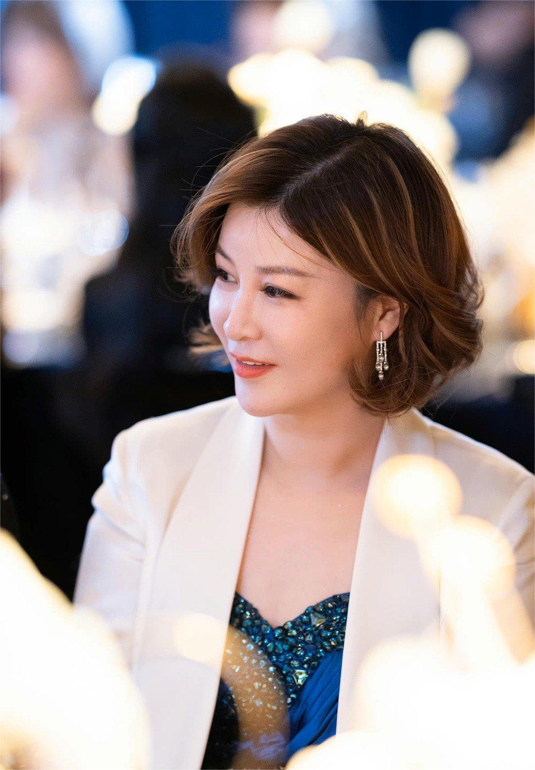 In "Hey City Hunter", Du Hua borrowed money from his friend to sign Han ...