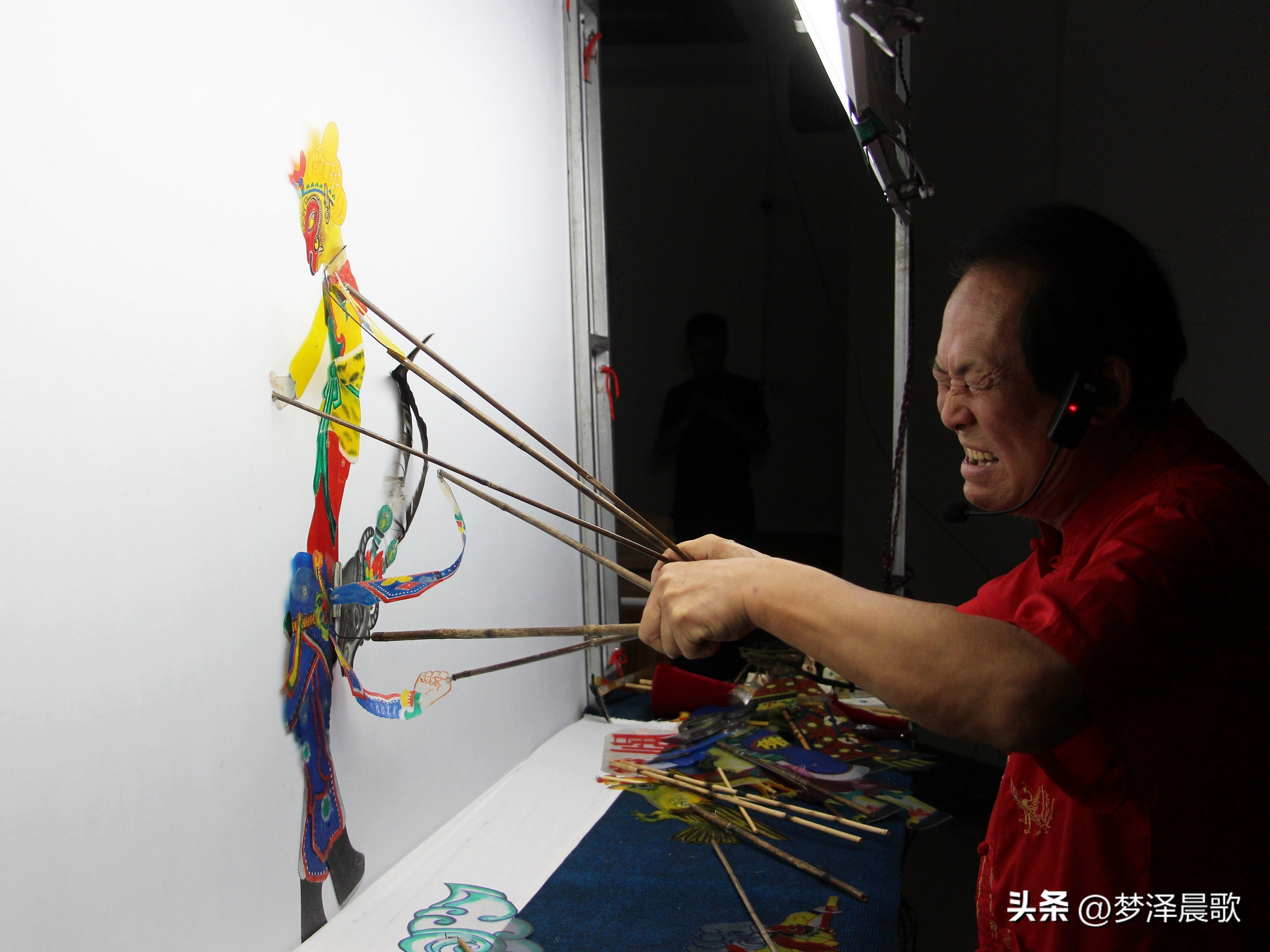 Shadow puppet master Qin Ligang performed the shadow puppet show with ...