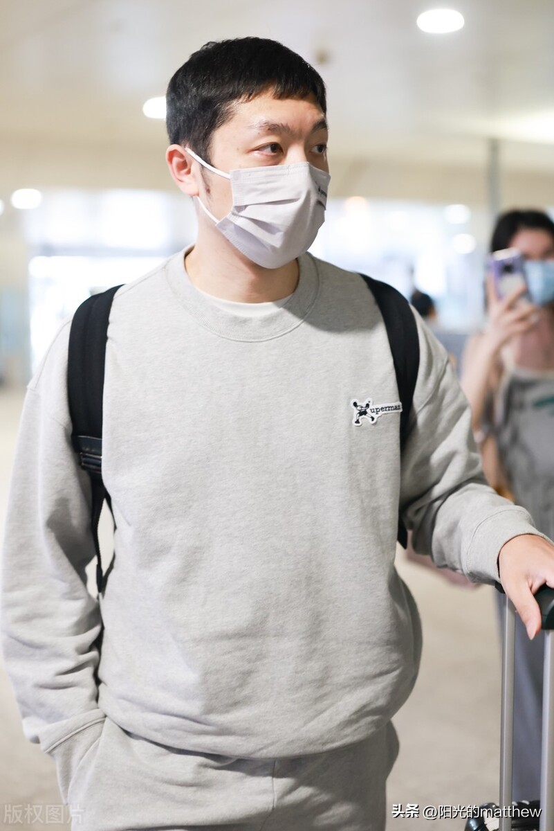 Xu Ting appeared at Shanghai Airport, dressed in casual clothes and ...