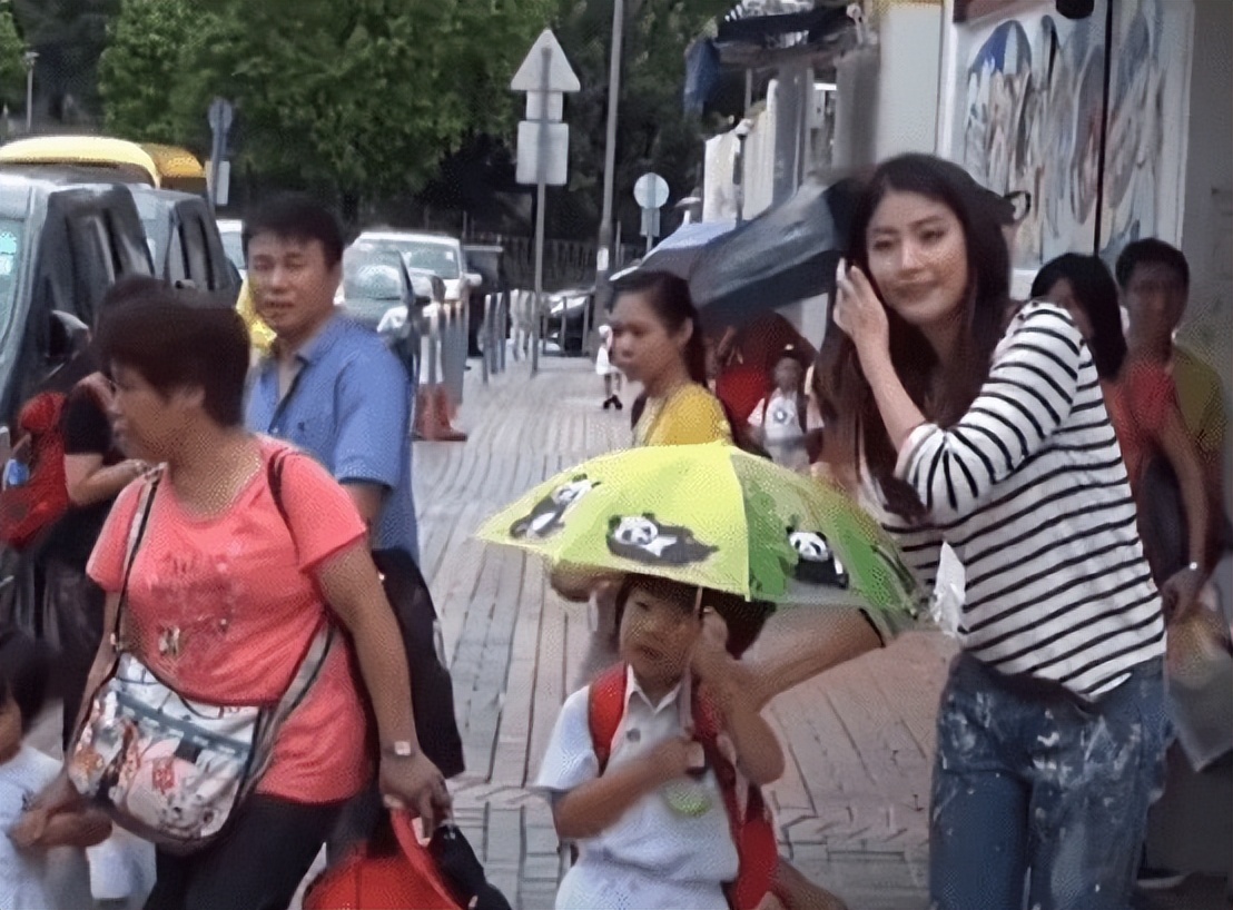 Chen Huilin was photographed picking up the baby, dressed in ...