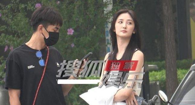 Lin Gengxin was photographed while shopping with his girlfriend. The ...