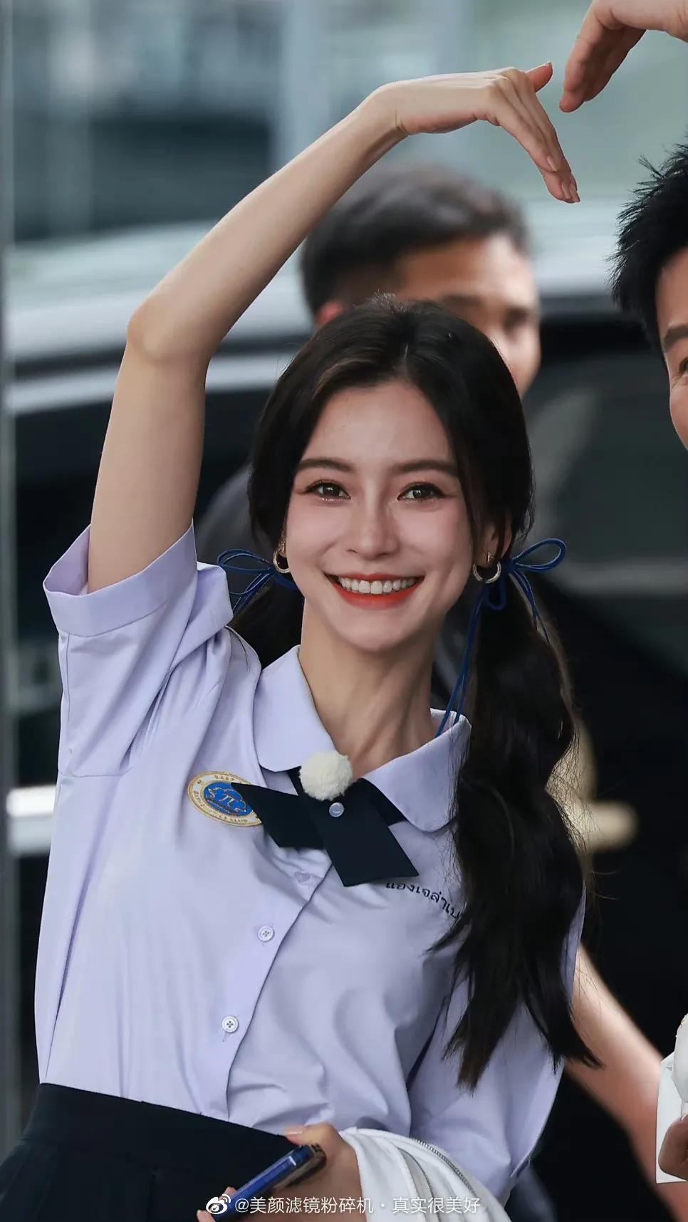 Yang Ying is wearing a short skirt and school uniform to record a ...