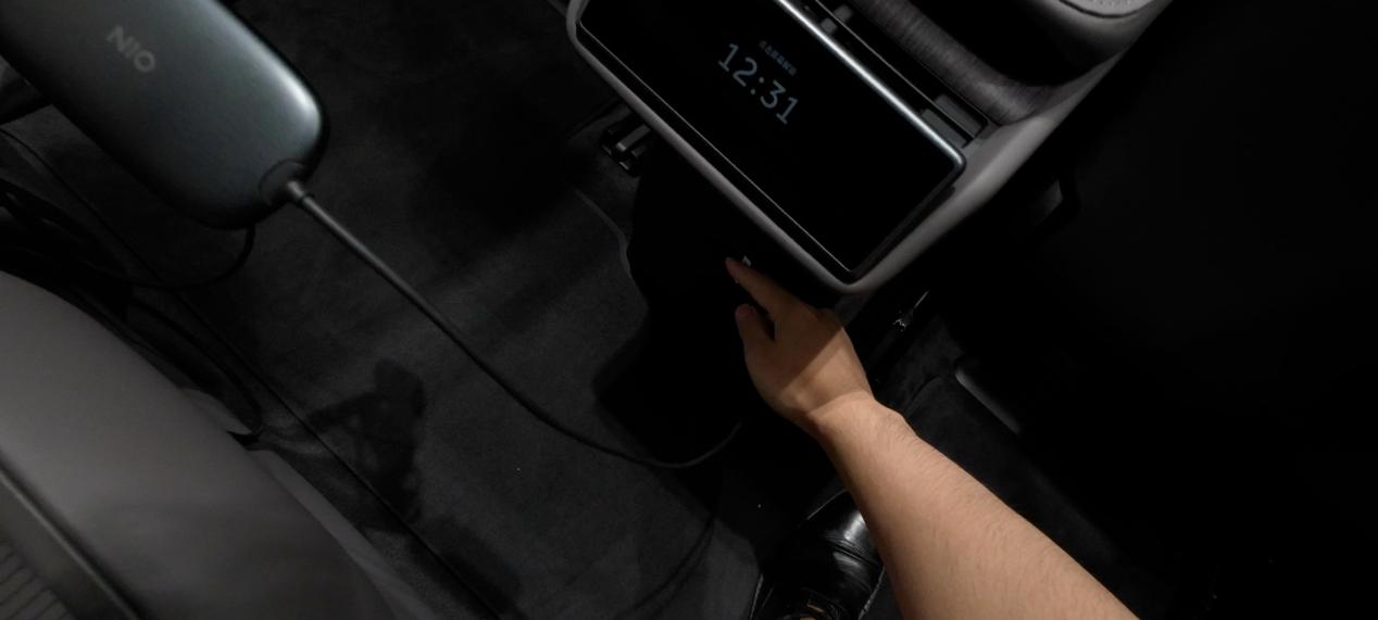 Can in-car entertainment really only depend on adding screens?AR may be ...