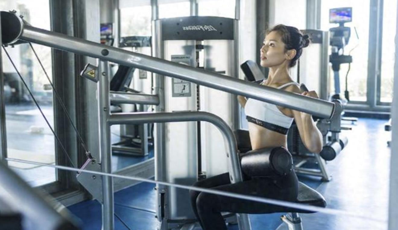 37-year-old Tan Weiwei is really bold, wearing tight sportswear to show ...