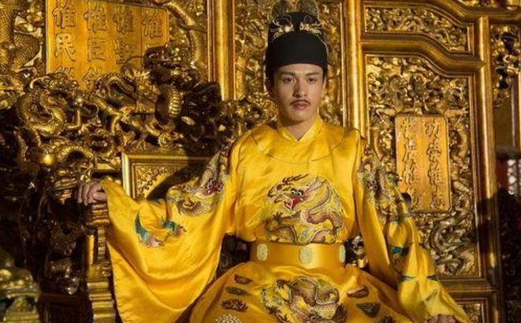 Yang Shiqi: After worshipping ancestors at the age of 6, after 5 generations of emperors, why ...