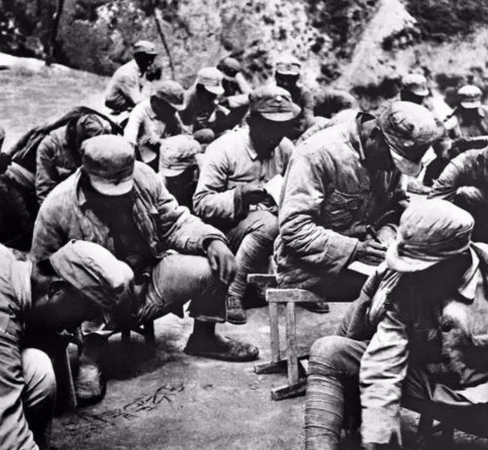 At a critical moment of the PLA, six wounded soldiers who had fallen ...
