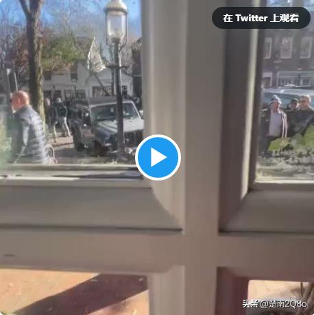 Biden squats out of the window and laughs with small fans on the selfie ...