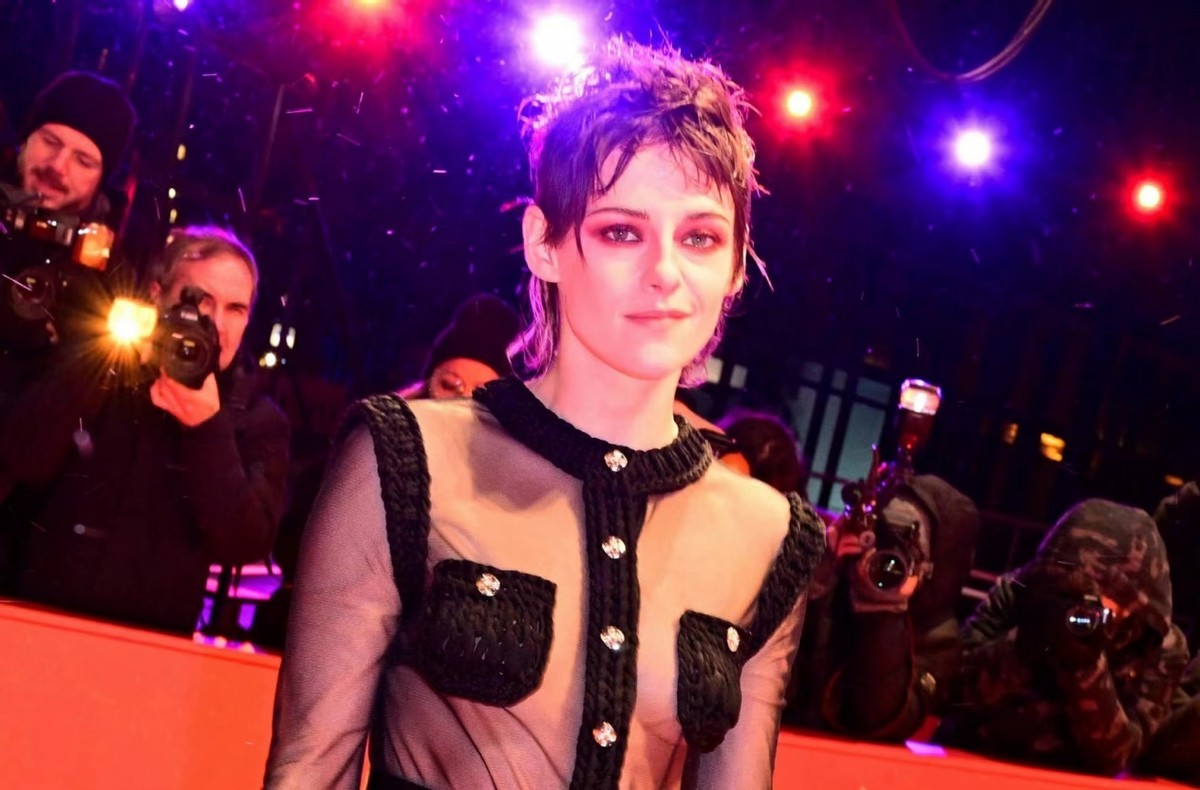 Twilight Girl K shines at the closing ceremony of the Berlin Film Festival! Wearing a see ...