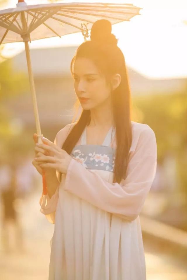 Li Ruotong took beautiful photos of Hanfu, and she was full of fairy ...