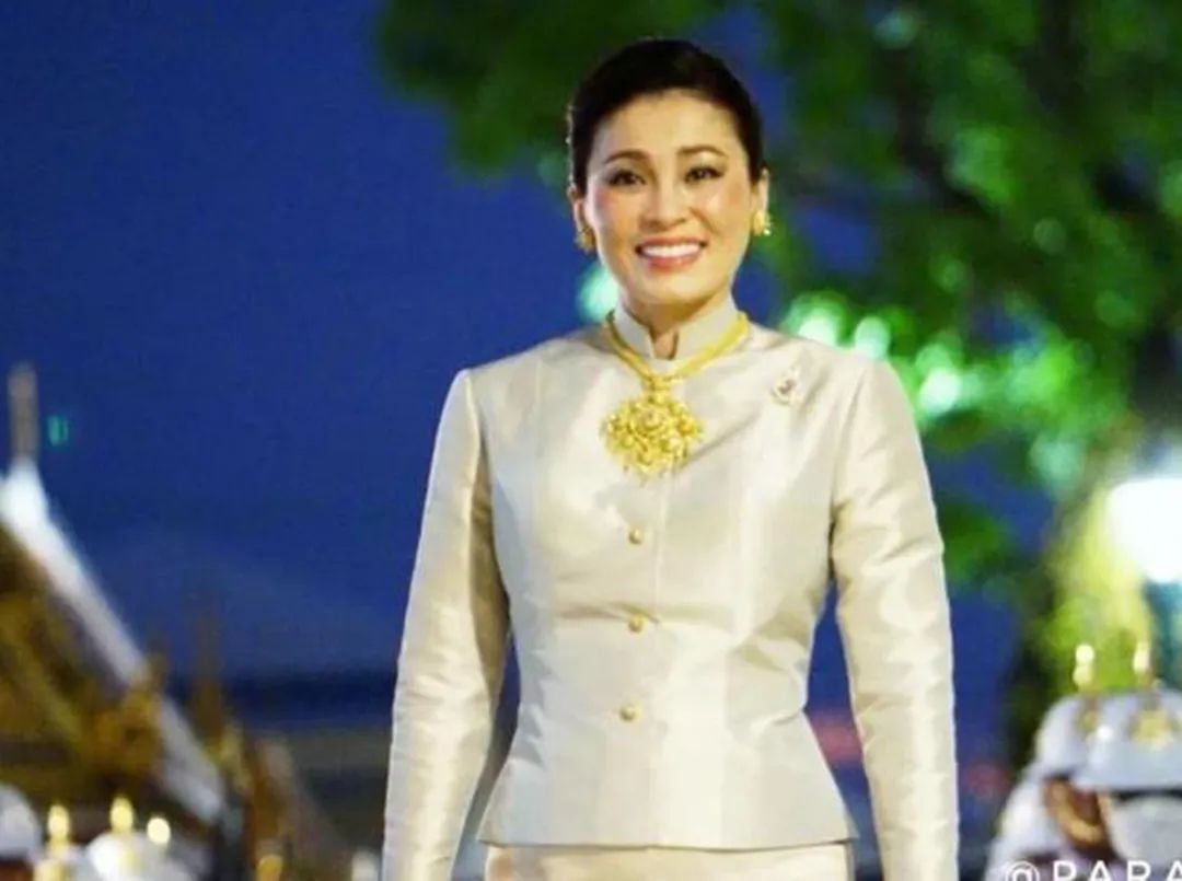 King's return!Suthida's fashionable tight-fitting suits are still in ...