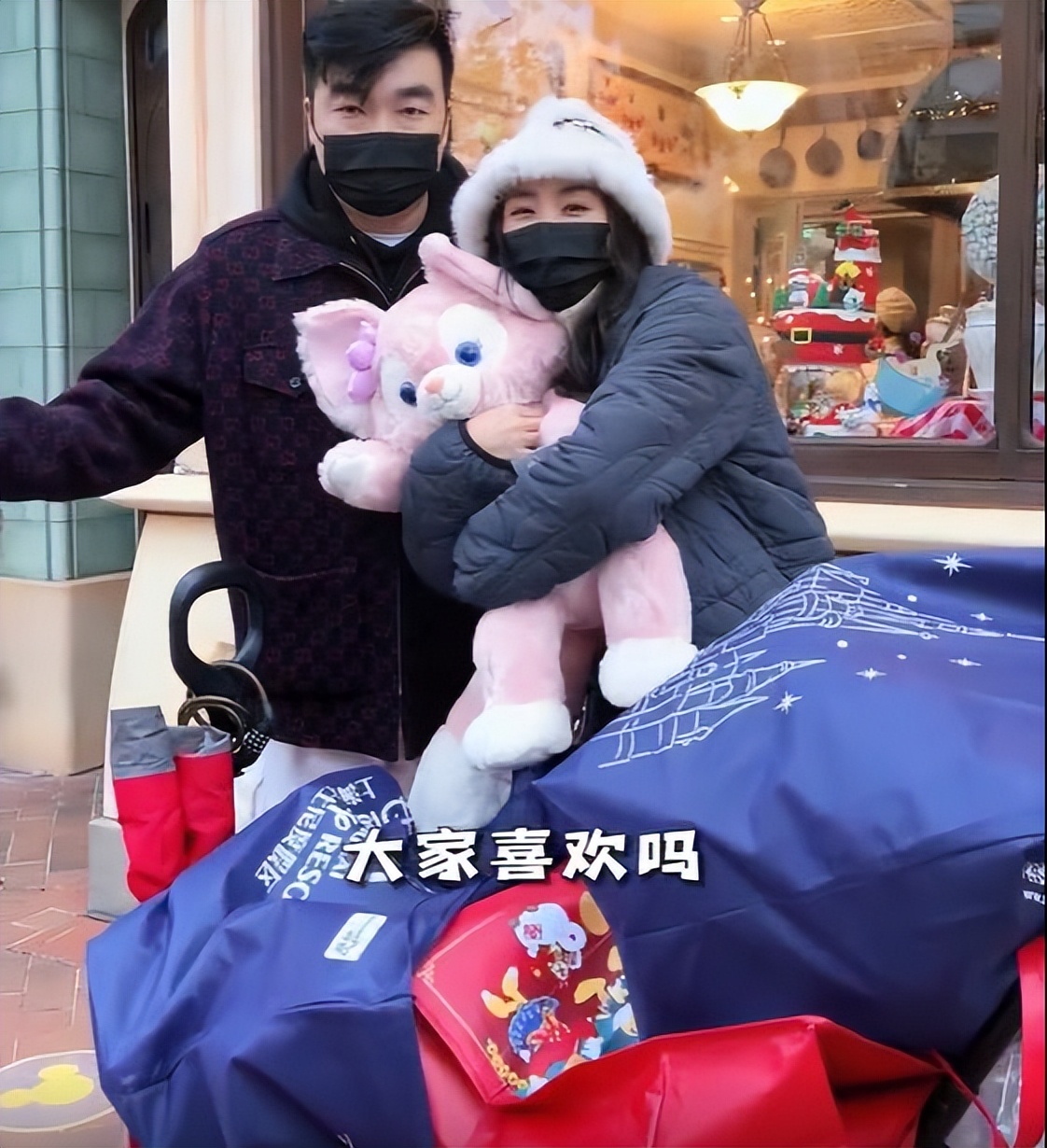 He Wenna's family went to Disneyland, and her daughter was afraid to go ...