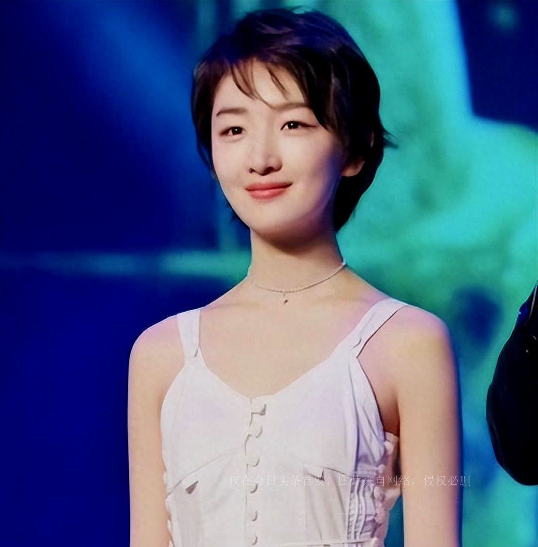 There is an embarrassment that Zhou Dongyu shows off his loneliness while playing sexy. The more ...
