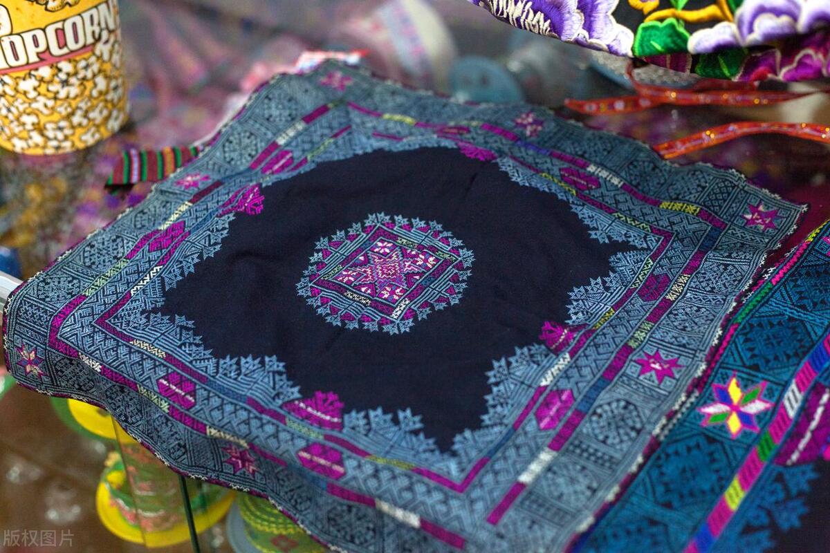 Is the basic stitch method of Huaxi Miao cross stitch or straight ...