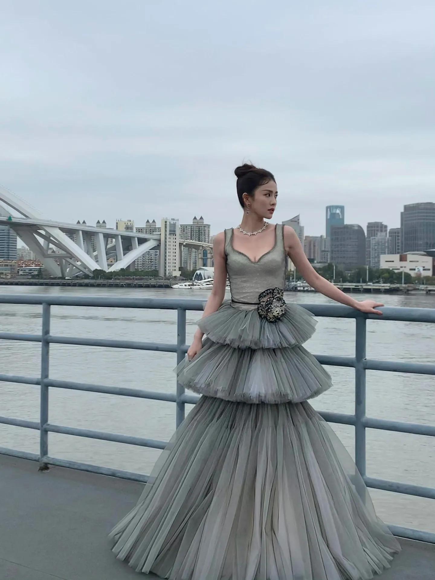 Bailu—a straightforward girl who is carefree but sexy and glamorous ...