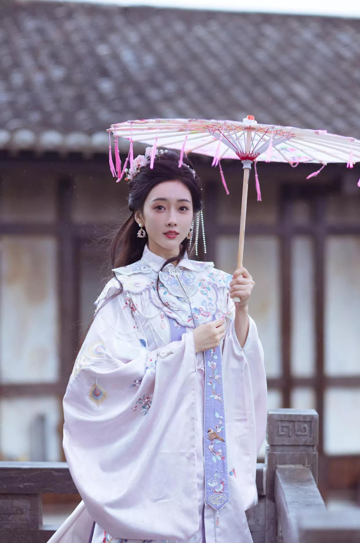 Xuan Lu's another set of Hanfu is beautiful in the sky - iNEWS