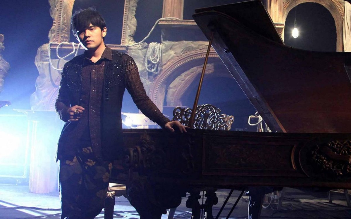 Laughing dead, without a single masterpiece, but being praised as the ...