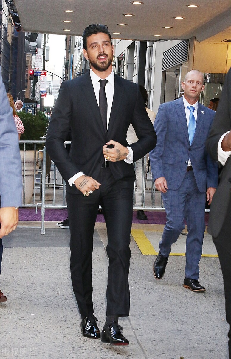 Italian actor Michele Morrone enters Bollywood, moves to India - iNEWS