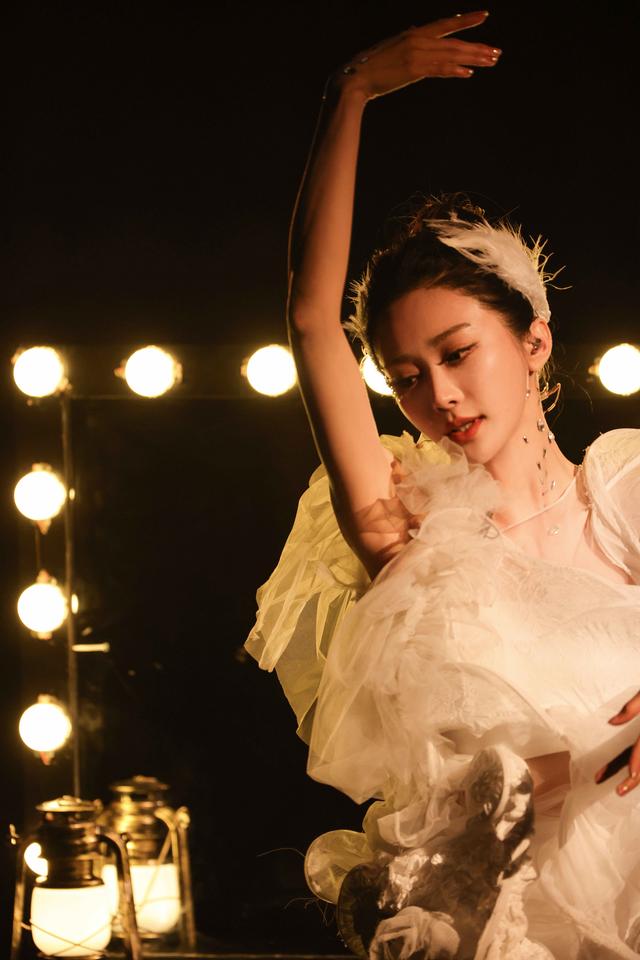 33-year-old actress Chen Bing appeared in front of CCTV! Wear YOLO ...