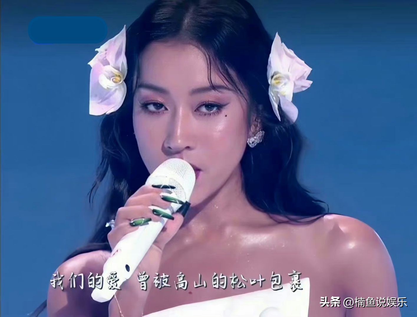 The black-skinned Jike Junyi is so beautiful! Wearing a tube top to ...