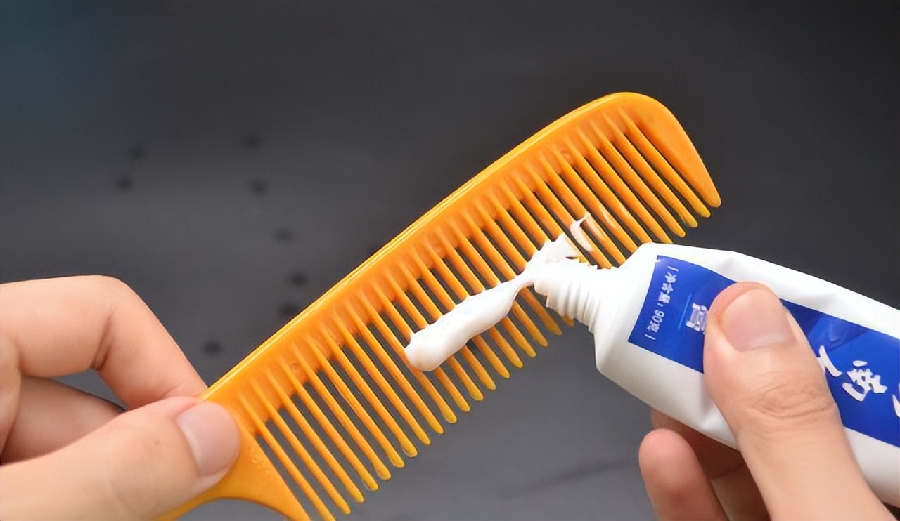 Apply toothpaste on the comb, the effect is really powerful, and it ...