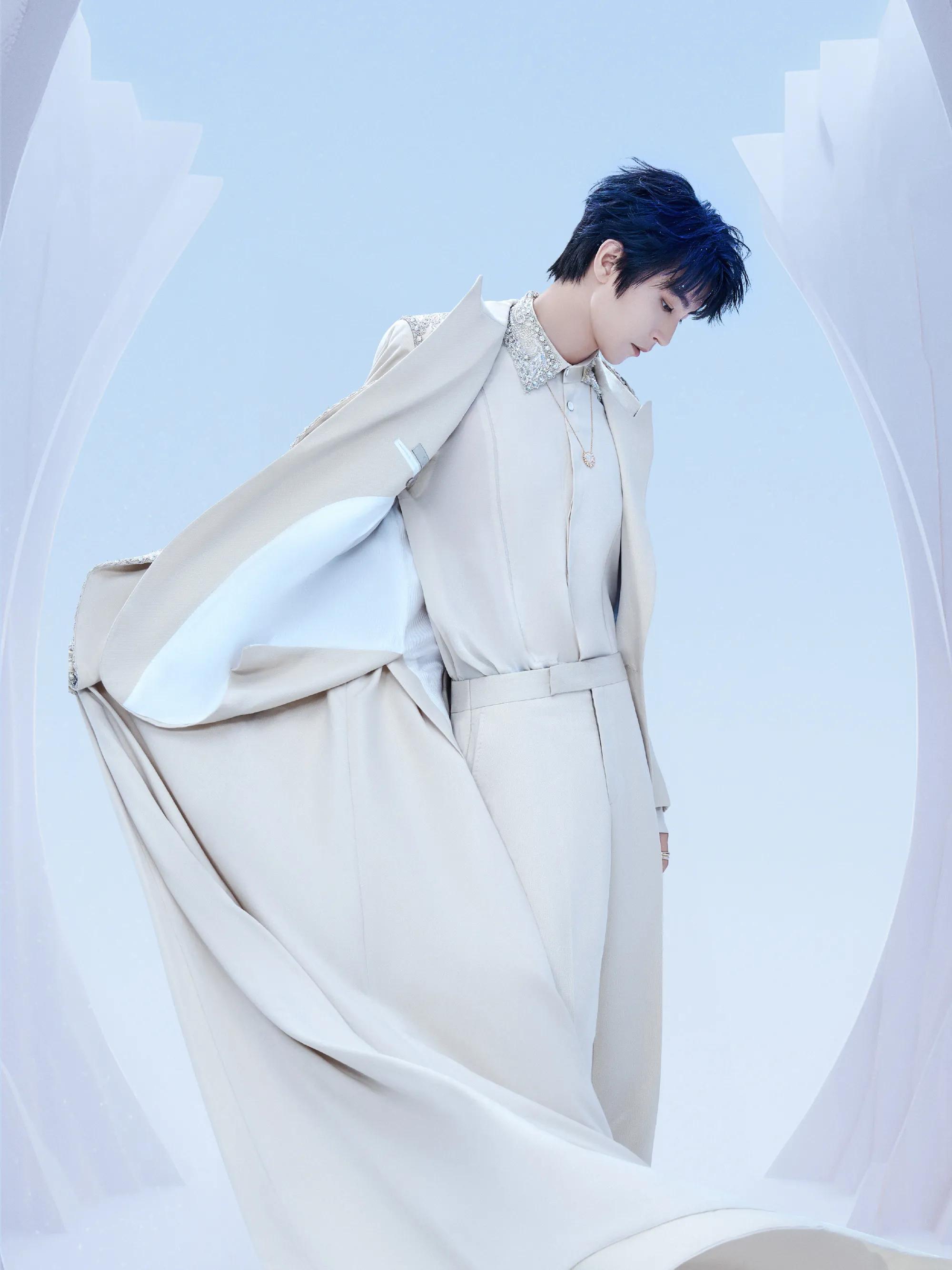 Wang Junkai's new song "Looking Back" was released, expressing his youthful memories ...