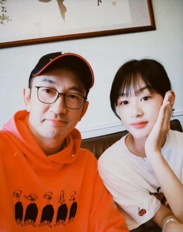 Famous Hong Kong star Wu Qihua has a drinking party with his friends ...