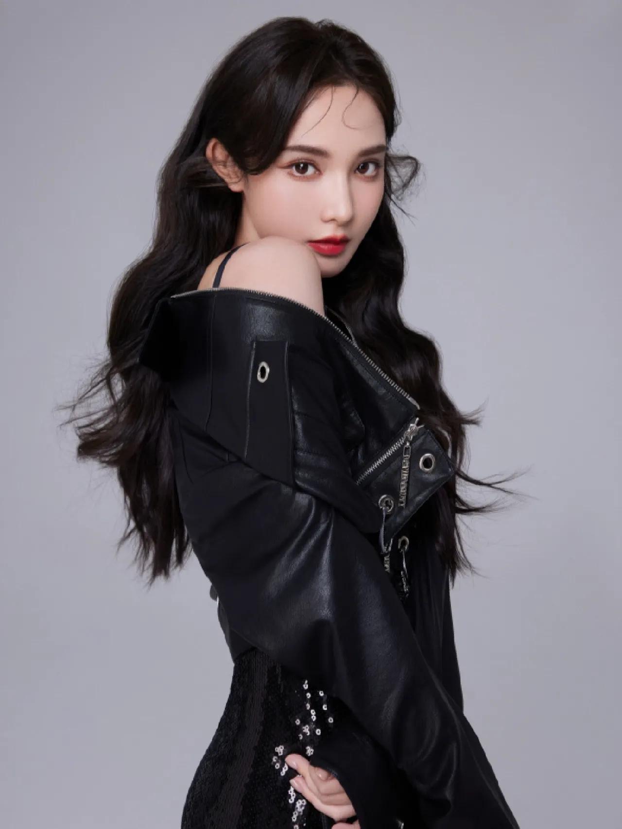 [Peng Xiaoran] The latest personal photo shoot highlights a slim figure ...