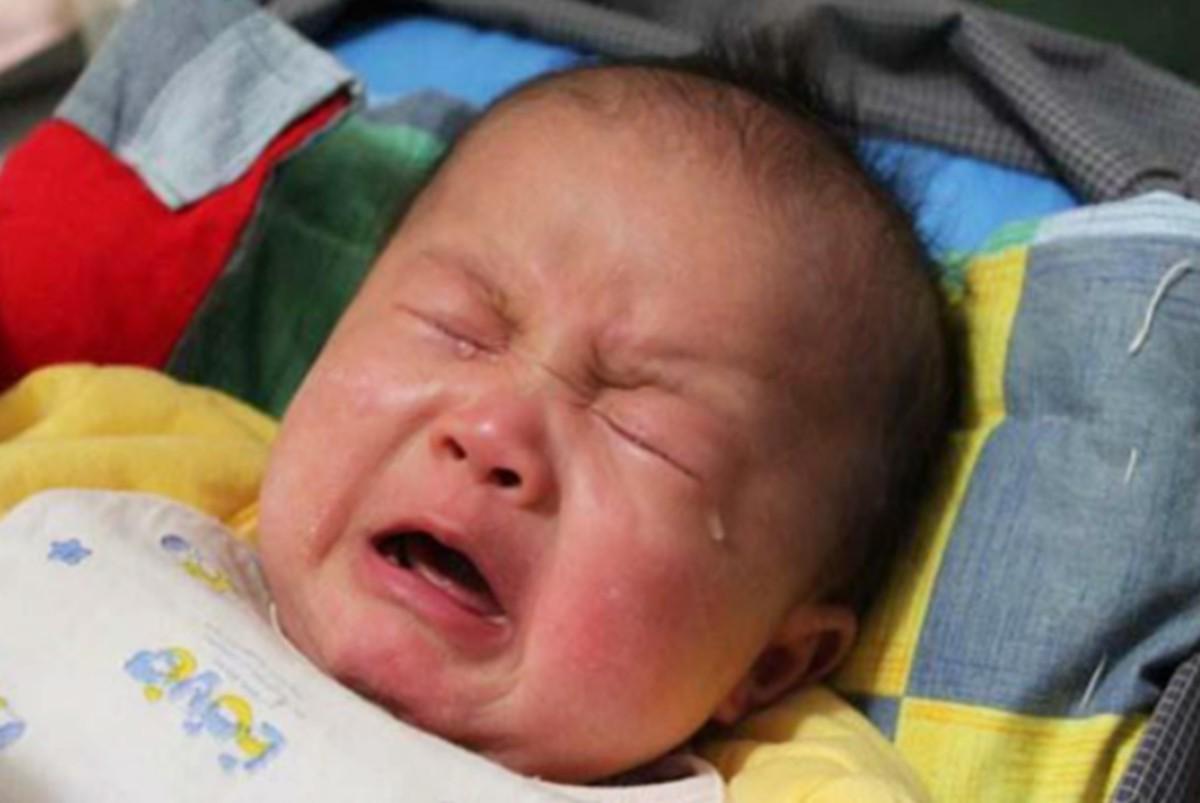 Is the baby playing tricks by asking for a hug? Don't misunderstand ...