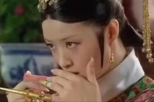 Why did Concubine Hua and the emperor cover their mouths at dinner? - iNEWS