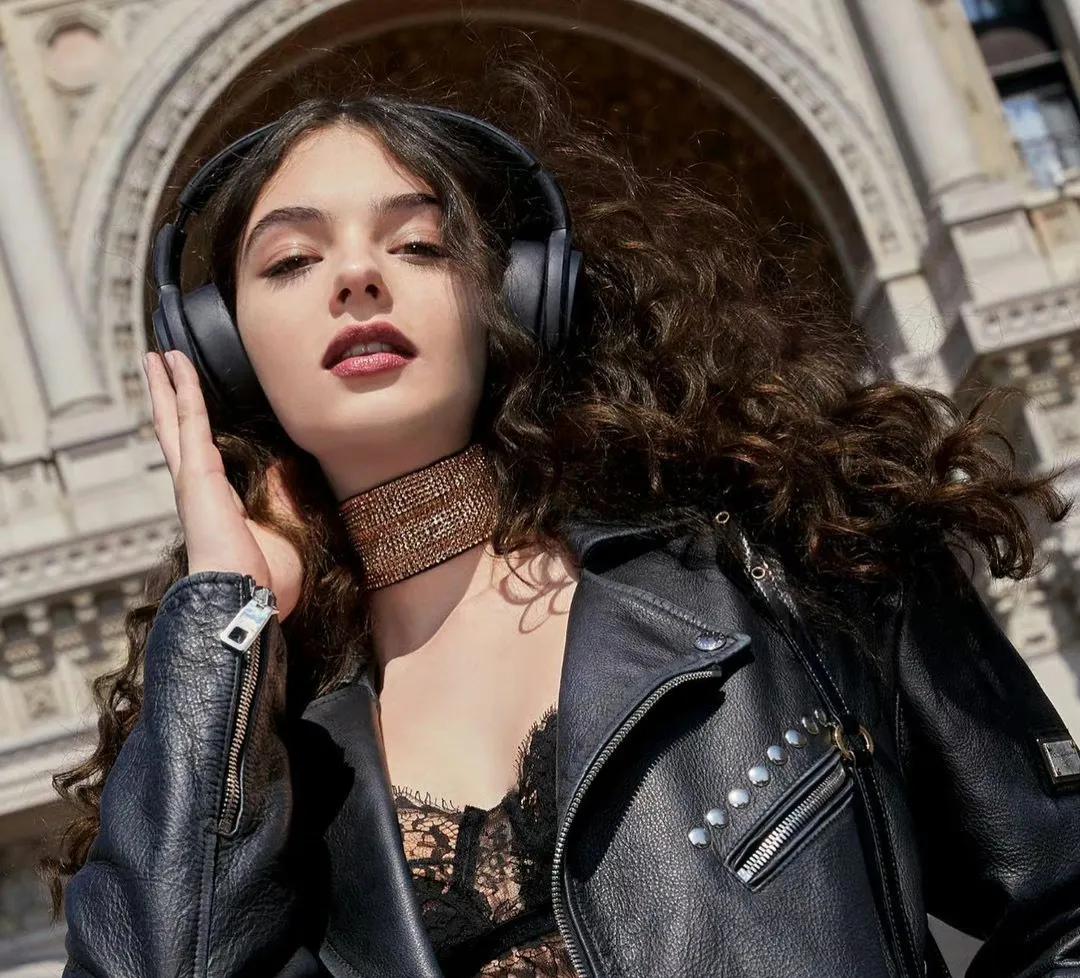 real! A natural stunner! Ball flower Monica Bellucci's daughter Deva ...