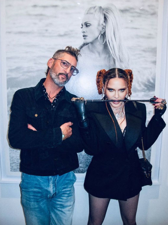 The 64-year-old Madonna is really flying, she only wears fishnet socks ...