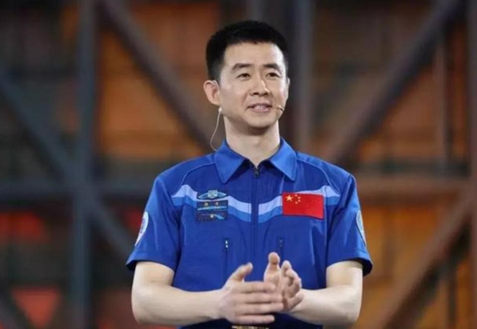 Astronaut Chen Dong and his wife Wang Xiaoyan take a photo, the wife is virtuous and beautiful ...