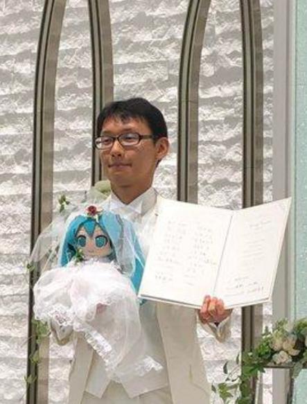 A Japanese otaku has been married to "Hatsune Miku" for 3 years, and ...