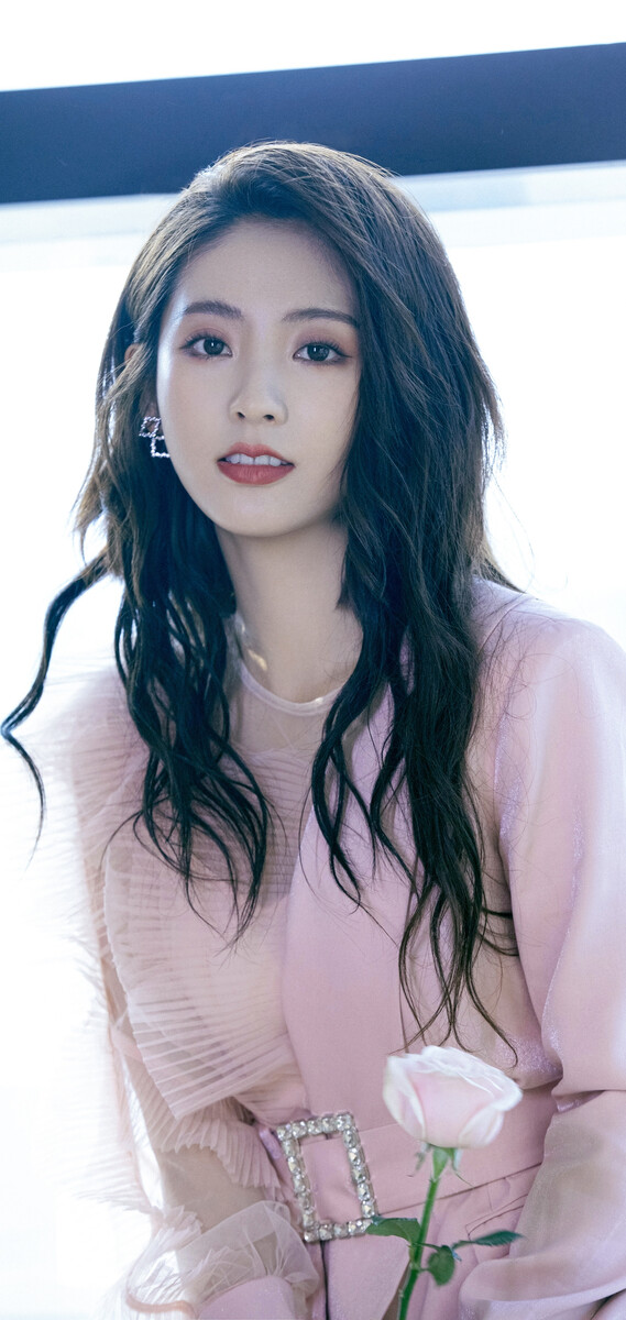 "Sweet Pet Queen" Xing Fei, wearing a blue waistless skirt, full of ...