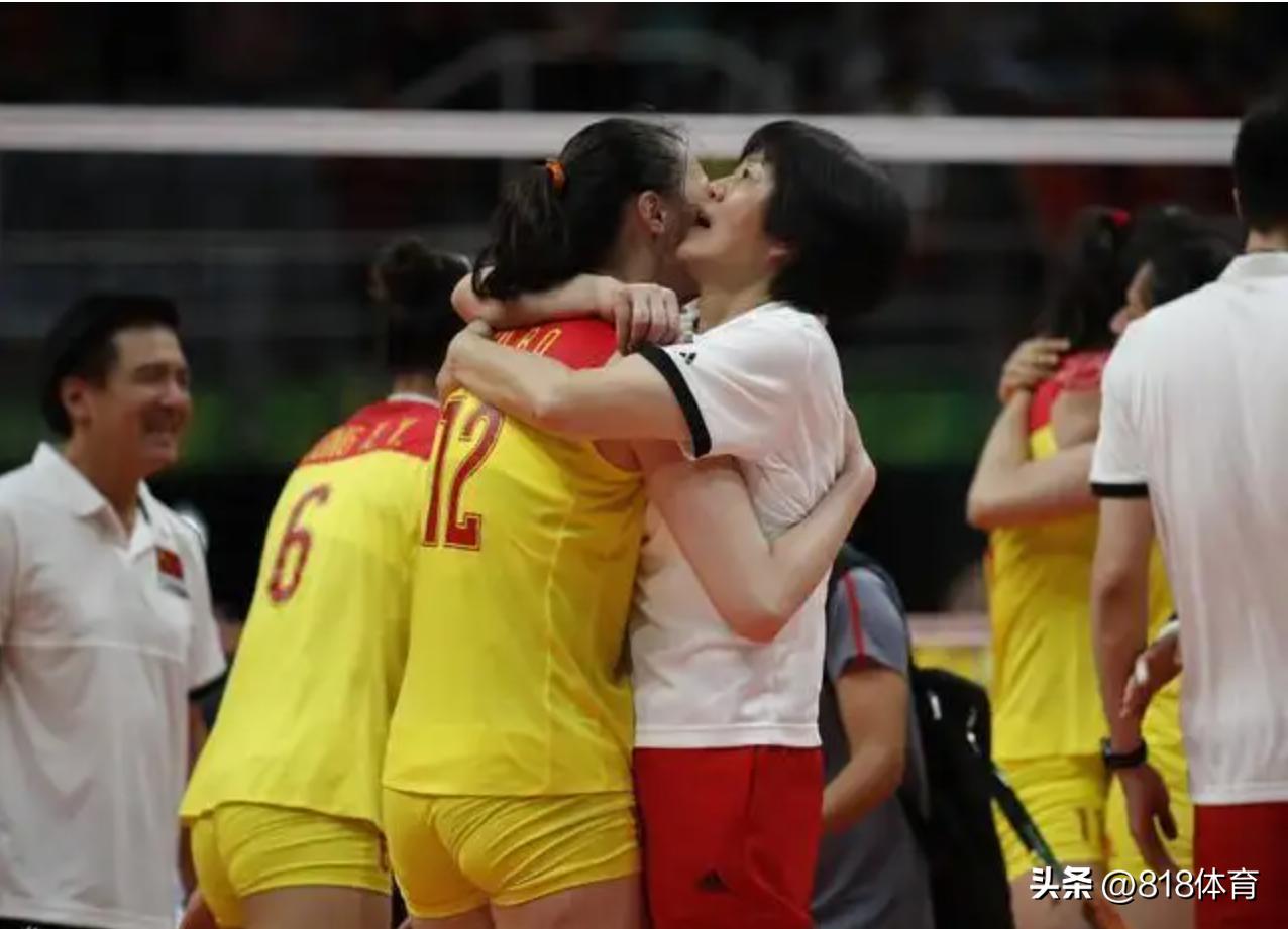 The 3 generations of the women's volleyball team are in the same hall ...
