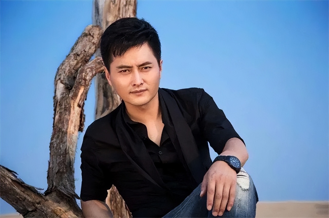 She is Yunfei's ex-wife. Her husband divorced her after becoming famous ...