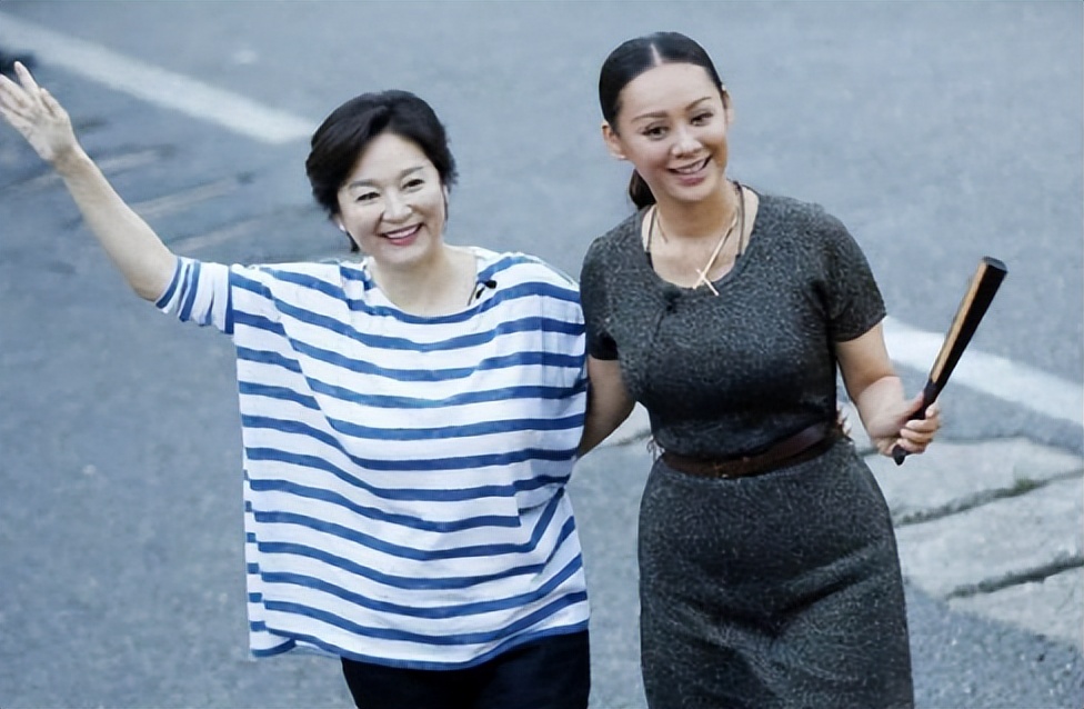 Brigitte Lin is quiet in the same frame, dressed in ordinary but ...