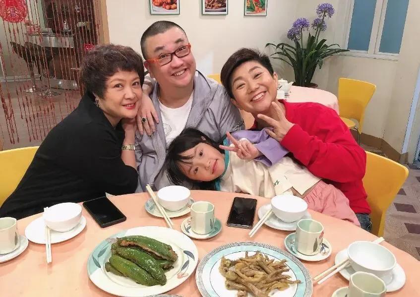 Chen Jianxiong's wife Huang Min and Su Guiyuan's wife Wu Duomei fit ...