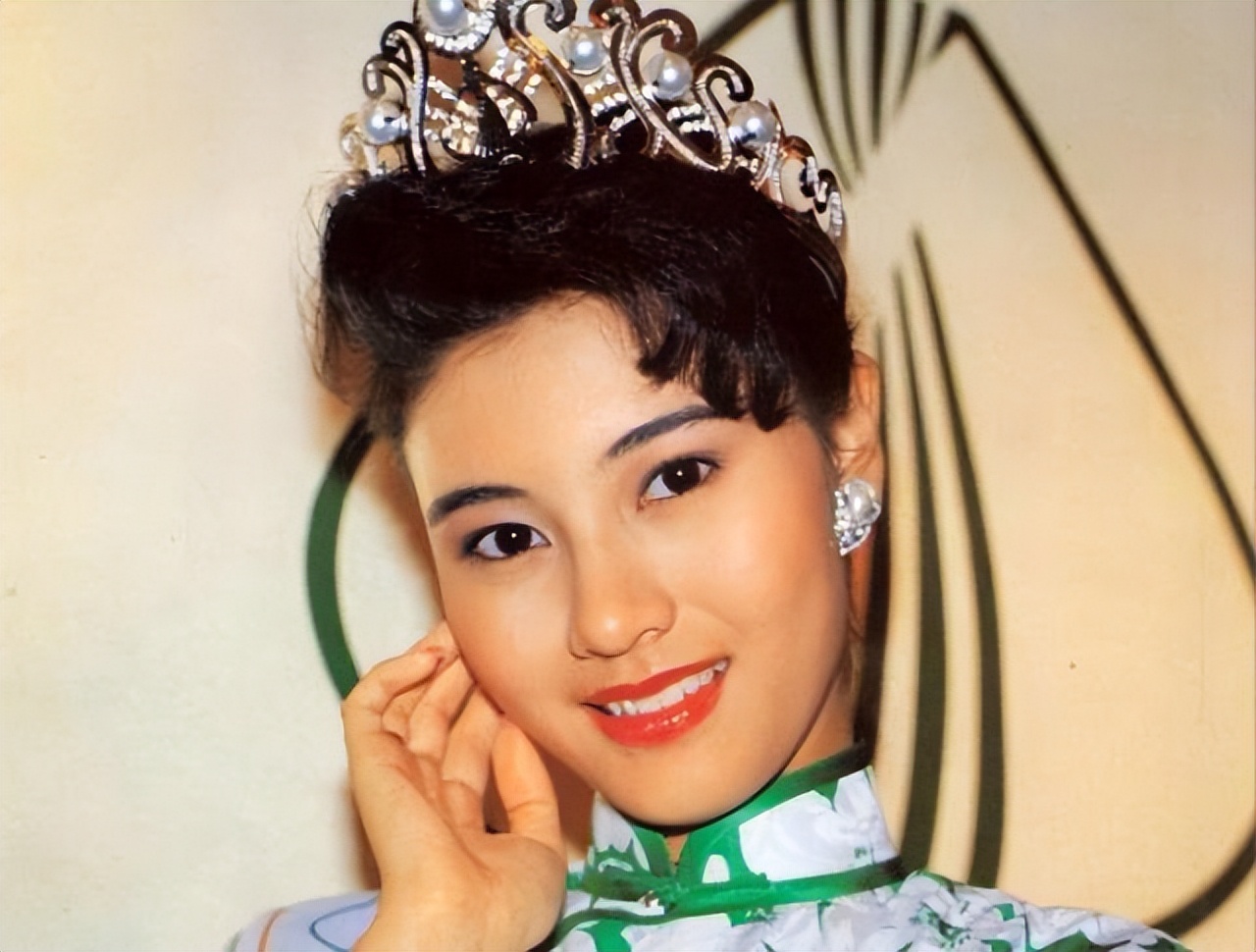 The most beautiful Hong Kong sister plays in the rich circle. When she ...