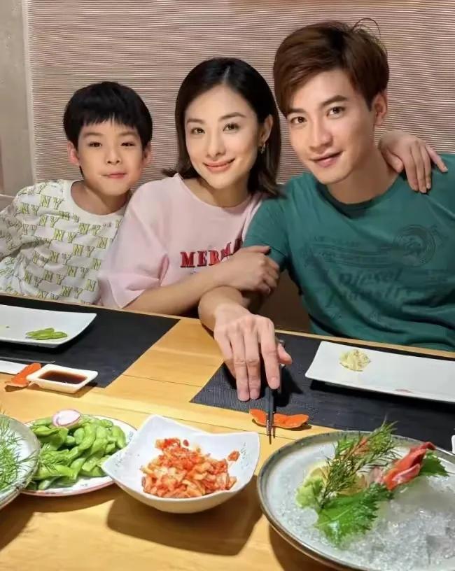 Liu Xuan's family portrait exposed! Hugging her daughter tightly and ...