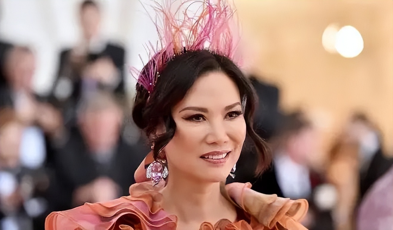 54-year-old rich woman Wendi Deng was photographed at a dinner party ...