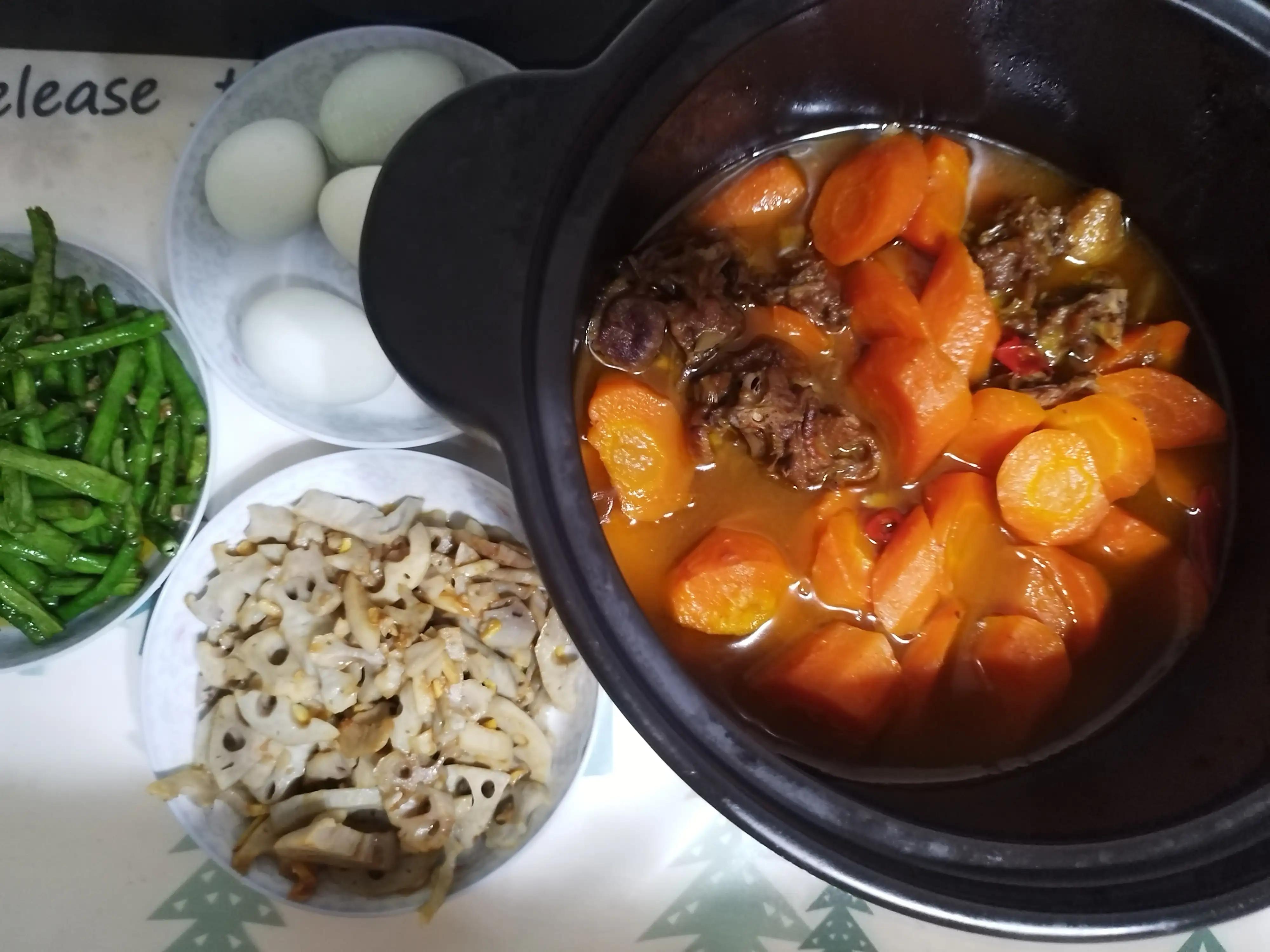 A simple meal, pick up a bowl, full of happiness - iMedia