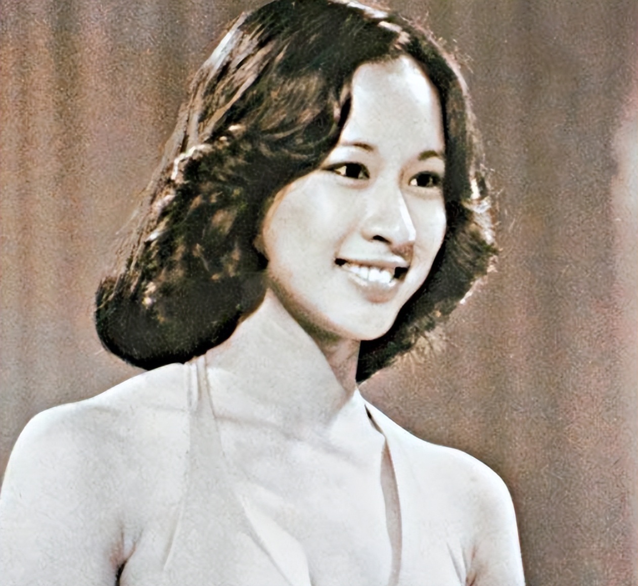 He Jingjie: Married to Luo Kangrui for 30 years, but made a wedding ...