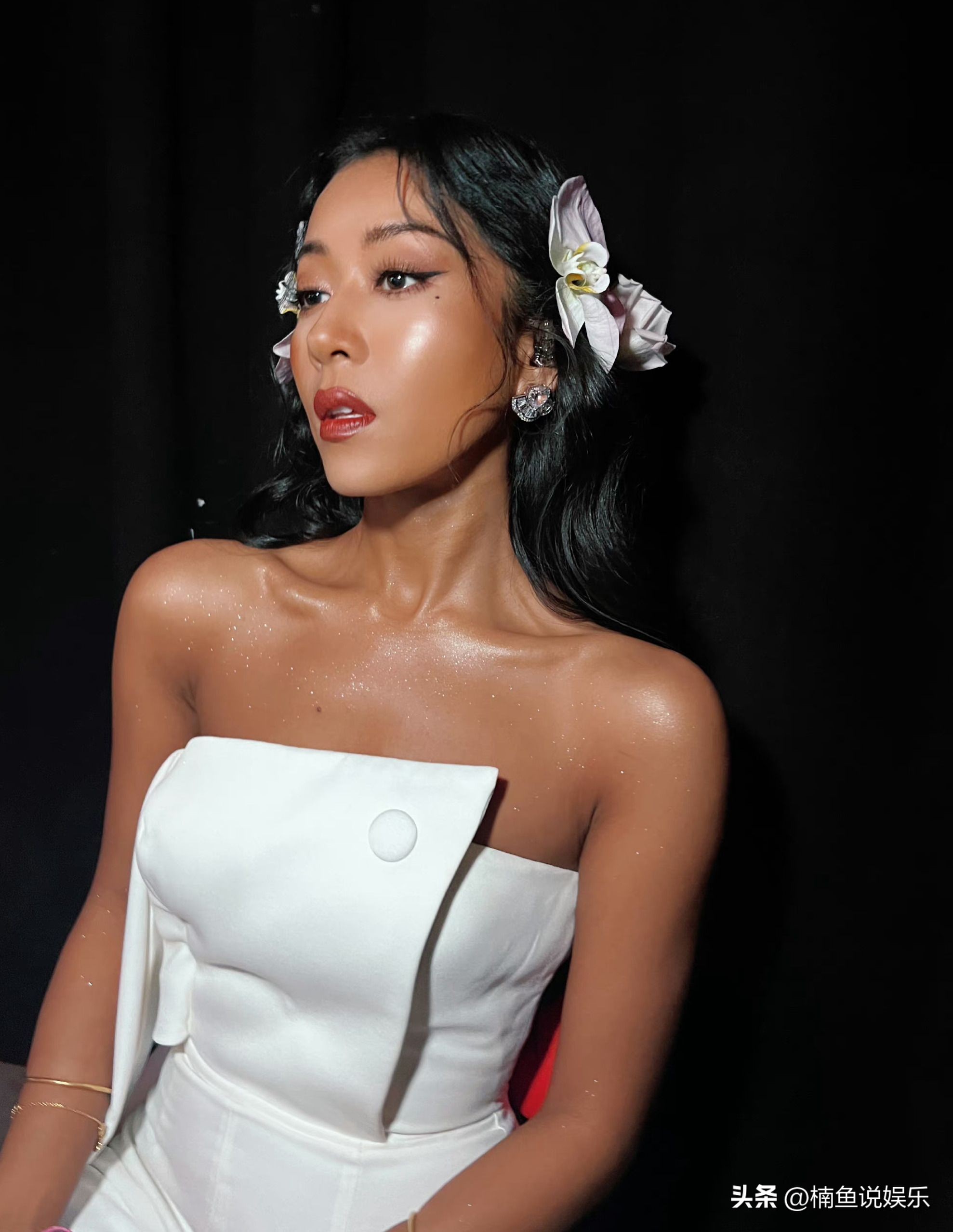 The black-skinned Jike Junyi is so beautiful! Wearing a tube top to perform as a flower fairy ...